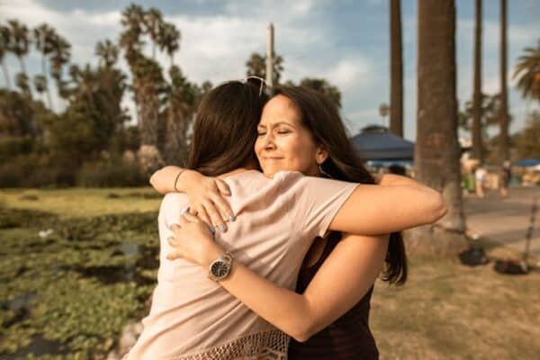 17 Tips for Maintaining Long-Distance Friendships - BLUTHY WELLNESS