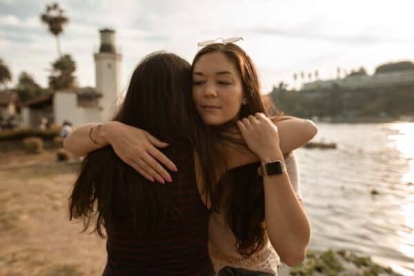 17 Tips for Maintaining Long-Distance Friendships - BLUTHY WELLNESS